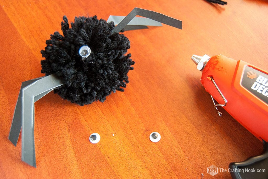 DIY Pom pom Spider Craft for Halloween - The Crafting Nook