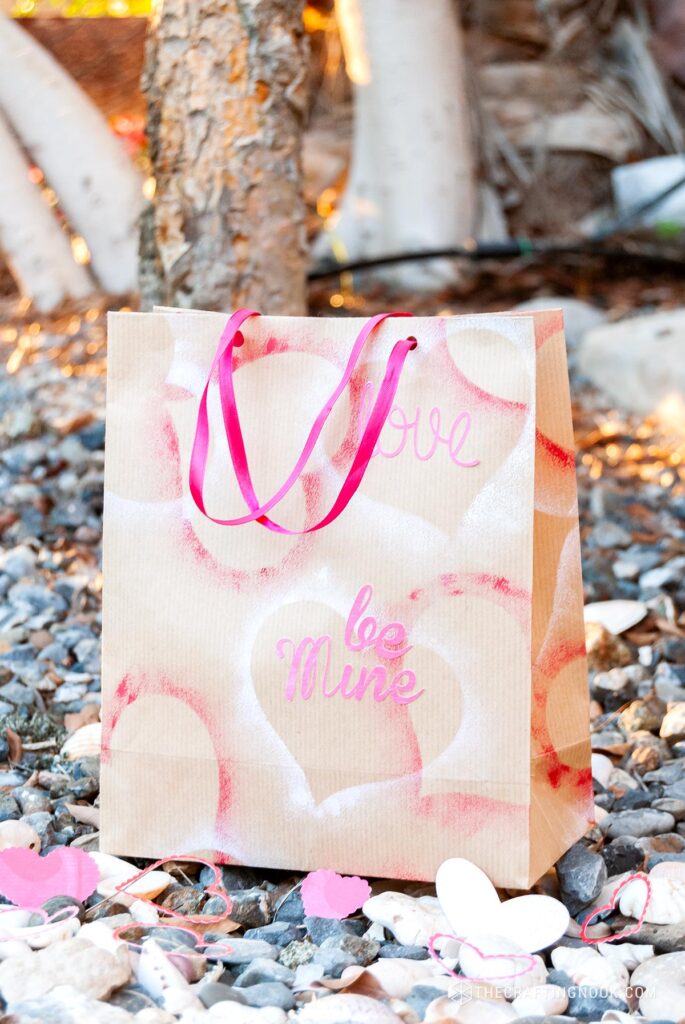 How to Make a wrapping paper bag for Valentine's Day - The Crafting Nook