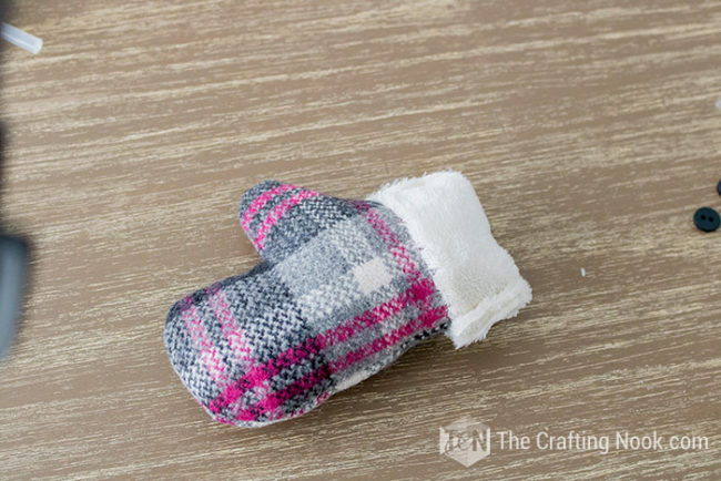 Christmas DIY Mitten Ornaments - Free Mitten Template - The Crafting Nook