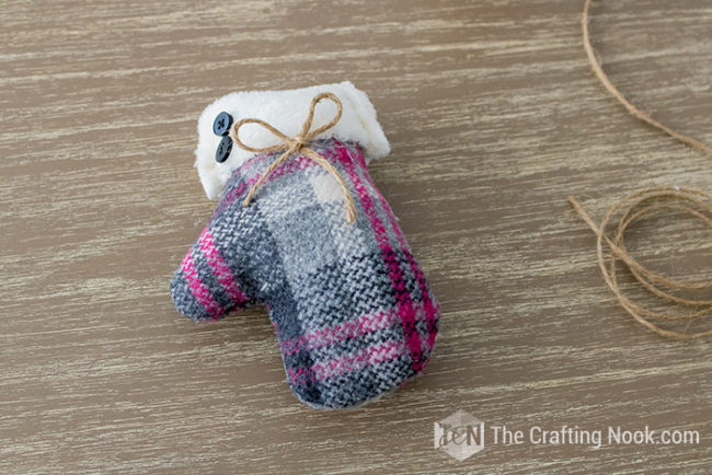 Christmas DIY Mitten Ornaments - Free Mitten Template - The Crafting Nook
