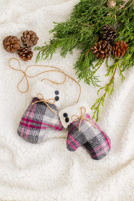 Christmas DIY Mitten Ornaments - Free Mitten Template - The Crafting Nook