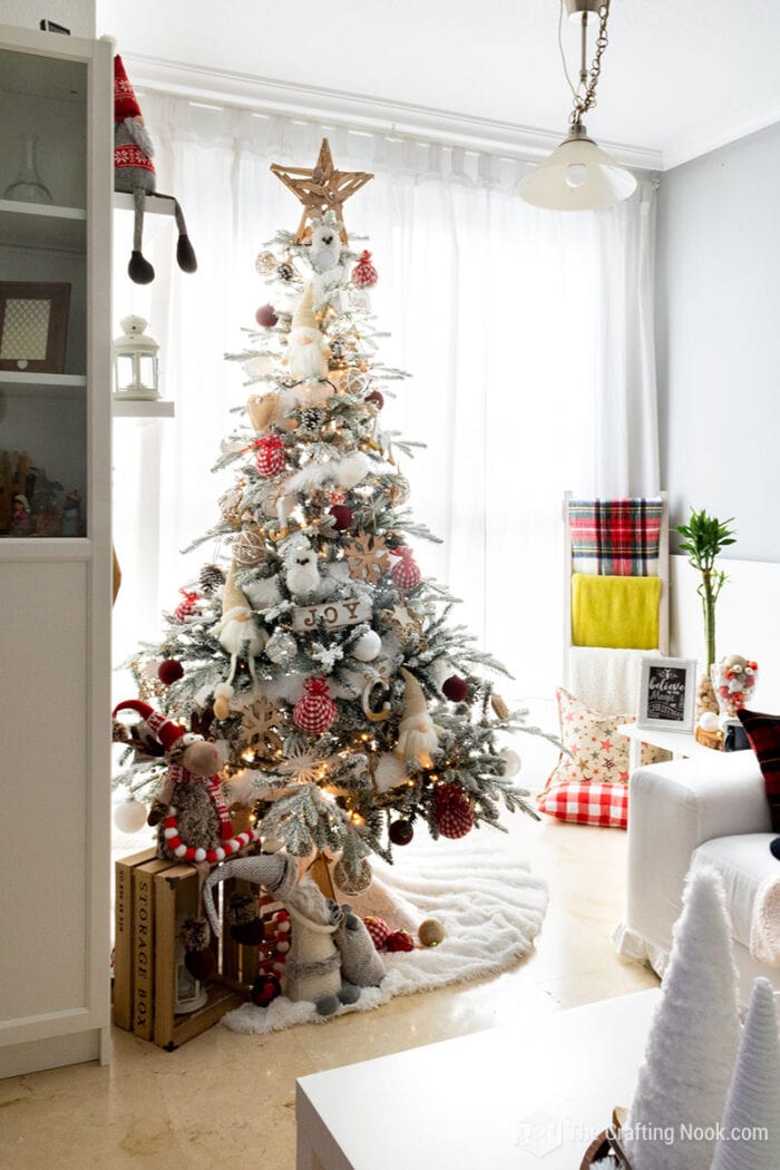 Winter Wonderland Christmas Tree + Easy Boa Tutorial - The Crafting Nook